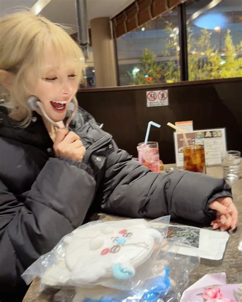 桃乃木かな お久しぶりにお会いするお二人と 色んな話をしながら新年らしく初かき氷とお蕎麦！ 楽しかったです〜ありがとうございました☺️🙌 皆で小顔ローラー‪ ︎ Instagram