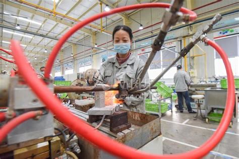 湖北荆州加速推进企业复工复产 人民图片网