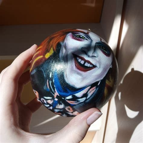 На шаре изображён персонаж книги Льюиса Кэрролла «Алиса в Стране чудес и одноименного фильма