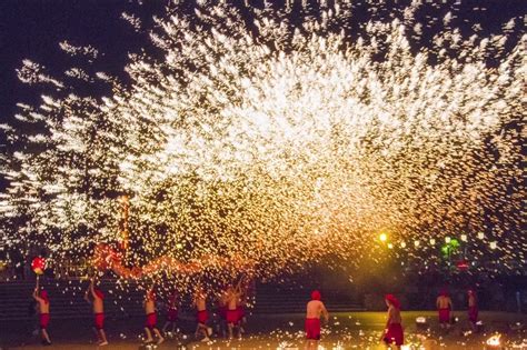 挥洒1600°c高温铁水，流传千年的“打铁花”，老师傅说越打越发凤凰网视频凤凰网