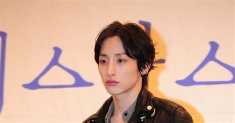 포토 모델출신 이수혁의 가죽재킷 패션