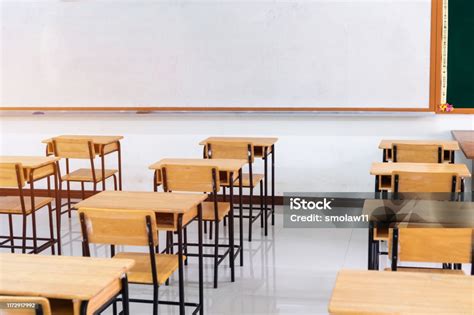 고등학교 태국에서 중등 교육의 수업을 공부하기위한 책상 의자 철 나무 화이트 보드학교 빈 교실 이나 강의실 인테리어 학습 및 학교 개념으로 돌아가기 가구에 대한 스톡 사진