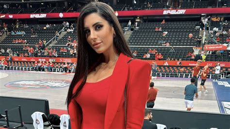 Секси баскетболистка изгледа успеха на Везенков от първите редове в Жалгирио Арена