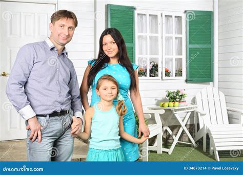 Vater Mutter Und Nette Kleine Tochter Stehen Nahe Bei Neuem Haus Stockfoto Bild Von Gesichter
