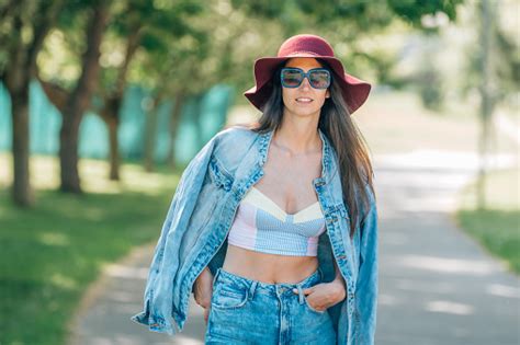 여름에 모자를 쓰고 야외를 산책하는 젊은 도시 힙스터 소녀 20 24세에 대한 스톡 사진 및 기타 이미지 20 24세 거리 걷기 Istock