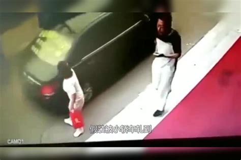 小车从这个女子身边经过，监控拍下女子丢人的行为！监控女子小车