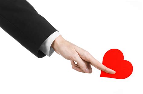 발렌타인 및 사랑 테마 스튜디오에서 흰색 배경에 고립 된 붉은 마음을 잡고 검은 양복에 남자 2월에 대한 스톡 사진 및 기타 이미지 Istock