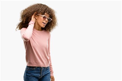 귀는 청각 소문 또는 험담을 듣고 통해 손으로 미소 핑크 선글라스를 착용 하는 아프리카계 미국인 여자 난청 개념입니다 곱슬 머리에 대한 스톡 사진 및 기타 이미지 Istock