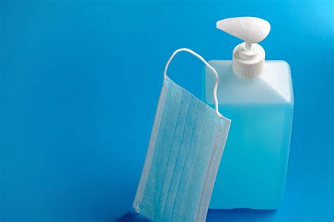 파란색 배경에 방부제 및 의료 용 마스크 한 병 헬스케어의 개념 공간을 복사합니다 0명에 대한 스톡 사진 및 기타 이미지 0명 러시아 바이러스 Istock