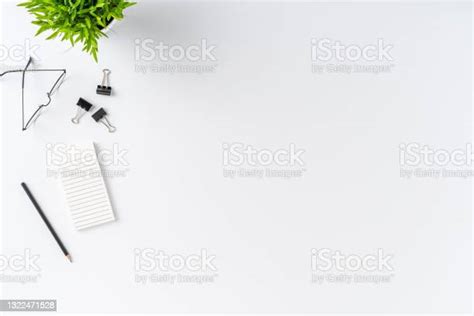 카피 스페이스와 흰색 배경에 비즈니스 액세서리의 오버 헤드 샷 사무실 데스크톱 개념 플랫 레이 0명에 대한 스톡 사진 및 기타 이미지 Istock