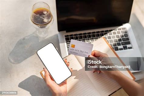 책상 위에서 스마트폰과 신용카드를 들고 있는 여성의 손의 평면도 신용 카드에 대한 스톡 사진 및 기타 이미지 신용 카드 전화 지불 Istock
