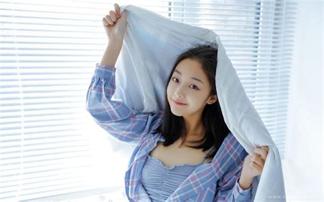 白嫩撩人清纯甜美少女居家卧室写真高清图片 配图网