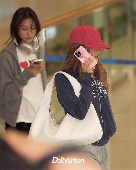 Hyejeong Shin Urbansophisticationtm 🐻🎬 Feeels Famous 캡슐 컬렉션 프로젝트 촬영 With Unnies 사진 속 아이템