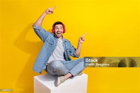 펑키 흥분 남자의 사진 데님 재킷을 입고 두 손가락을 보여주는 음악 듣기 빈 공간 고립 된 노란색 배경 30 34세에 대한 스톡