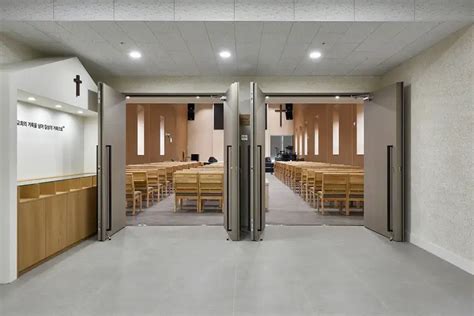 목재를 사용해 고요하고 단정한 내부 모던 컨셉 100평 개척교회 인테리어 남양주