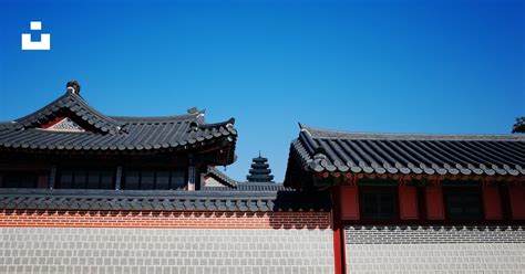 낮 동안 푸른 하늘 아래 흰색과 빨간색 콘크리트 건물 사진 Unsplash의 무료 파랑 이미지