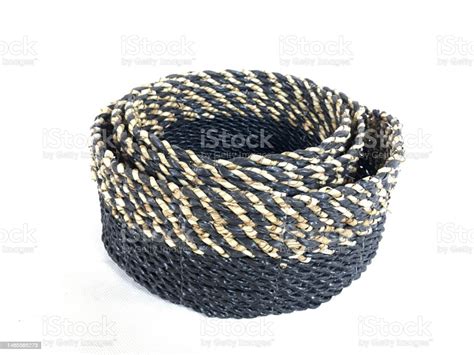 제품 사진을 위해 흰색 배경에 Pandanus 냄새 또는 향기로운 스크류 파인으로 만든 손잡이가 있는 검은색과 자연스러운 색상의 바구니 짜기 0명에 대한 스톡 사진 및 기타