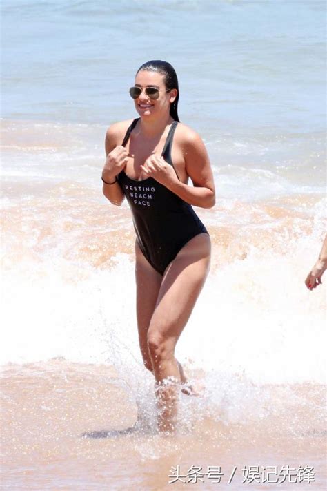 女星 Lea Michele 跟朋友一起海邊散步踏浪看起來心情很好 每日頭條