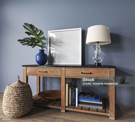 농가 거실 내부의 모형 프레임 나무 콘솔이 있는 파란색 벽입니다 꽃병에 녹색 식물과 빈티지 장식 3d 렌더링 고품질 3d 그림 햄튼스에 대한 스톡 사진 및 기타 이미지