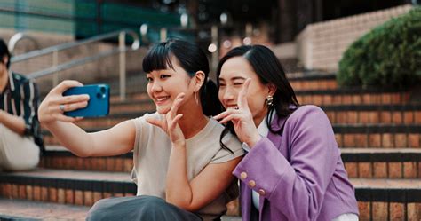 비즈니스 여성 셀카 및 계단에서 평화 표지판 파트너 또는 도시의 게시물에 대한 흥분에 대한 미소와 함께 사람들 보도 및 사진과 웃음 재미 있고 일본에서 프로필 사진에 대 한