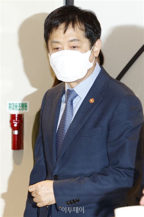 포토 간담회 참석하는 김주현 금융위원장 이투데이