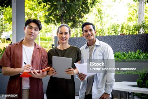 캐주얼 드레스를 입은 아시아 남자와 여자의 만남 작업 및 개방형 사무실에 대한 개념입니다 25 29세에 대한 스톡 사진 및 기타 이미지 Istock