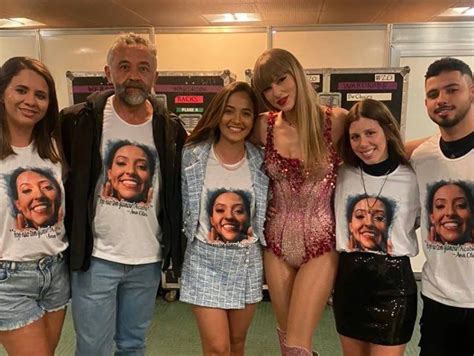 Após críticas Taylor Swift recebe família de fã morta em show veja