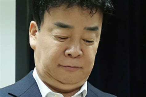 고개 숙인 백종원 프랑스서 포착… 난리 난 이유