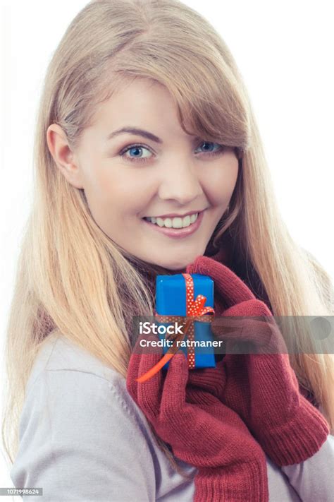 빈티지 사진 여 자가 들고 크리스마스 또는 다른 축 하에 대 한 선물 포장 겨울에 대한 스톡 사진 및 기타 이미지 겨울 계절 공휴일 Istock