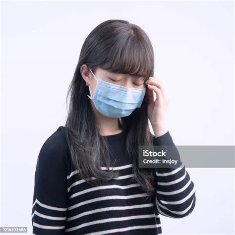 젊은 여성은 현기증 두통 아픈 회색 배경에 의료 파란색 얼굴 마스크를 착용과 건강이 좋지 20 29세에 대한 스톡 사진 및 기타 이미지 Istock