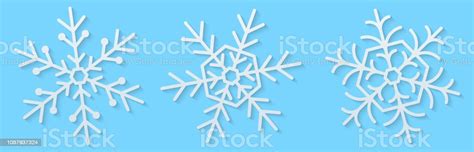 파란색 배경에 흰색 종이 눈송이 새 해 복 많이 받으세요 그리고 즐거운 성 탄입니다 휴일 요소입니다 눈송이의 집합입니다 벡터 일러스트입니다 Eps 10 0명에 대한 스톡