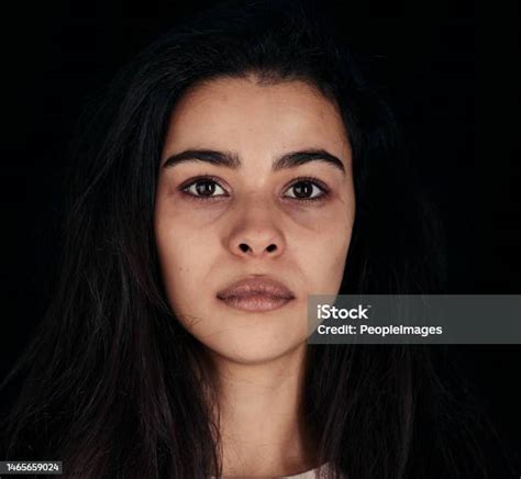 스튜디오에서 검은 배경에 있는 여성 얼굴 또는 정신 건강 우울증 불안 또는 심리학 양극성 장애 재활 센터에서 스트레스 소진 또는 아픈 중독자의 확대축소 얼굴 사진 또는