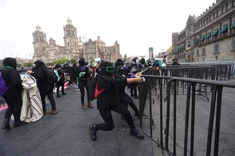 8m El Feminismo Llama Con Furia A Las Puertas Del Palacio Nacional El PaÍs México