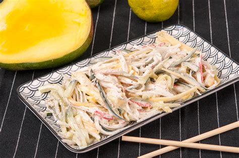 Салата с рачешки рулца и краставица японска салата Кани Супичка