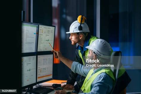 운영자 그룹은 현대 공장에서 Industry 40 및 디지털 기술을 사용하여 제품 라인에서 프로세스를 제어합니다 두 명의 엔지니어가 조립 프로세스를 따라 Ai 기술과 Ui를