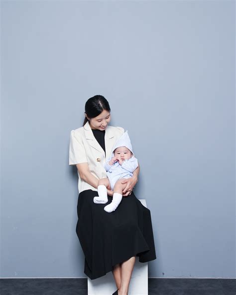 민이맘🍇책육아 I 육아정보 Ⅰ 육아템 애교 포텐 터진 민이곰🐻🤍 애교~~ 하면 고개 비스듬히🫶🏻 윙크~~ 하면 두 눈 찡긋🫶🏻 엄마는 녹아 내려요🥰🥰🥰 자기 기분 내킬