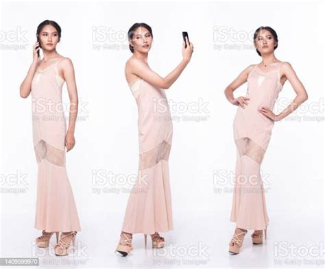 아시아의 아름다운 여자의 전체 길이 몸은 핑크 이브닝 스팽글 가운을 착용 작업 인터넷 전화 컷아웃에 대한 스톡 사진 및 기타 이미지 Istock