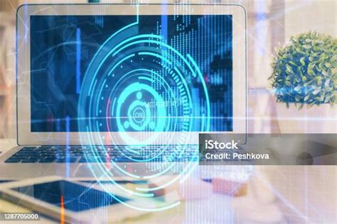 데스크톱 컴퓨터 및 기술 테마 홀로그램의 멀티 노출 소프트웨어 개발의 개념 0명에 대한 스톡 사진 및 기타 이미지 0명