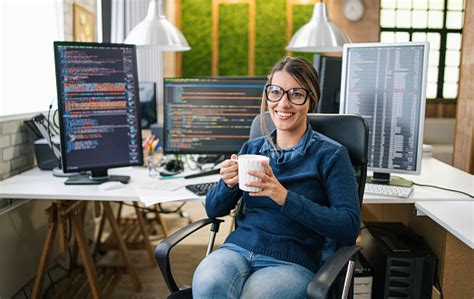 여성 프리랜서 개발자 코딩 및 프로그래밍 코드 언어와 응용 프로그램이 있는 화면으로 두 개에 코딩 방송 프로그램에 대한 스톡 사진 및 기타 이미지 Istock