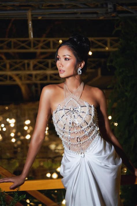 H Hen Niê lên đồ khoe body chuẩn cơm mẹ nấu Saostar vn