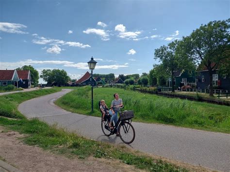 손안의 여행 🌬 풍차마을 잔세스칸스 에서 본 예쁜 풍경 💕 ⠀ 자전거를 타고 가다 아이에게 Facebook