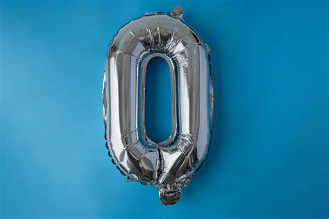 0 파란색 배경에 고립된 제로 금속 풍선입니다 인사말 카드 은박 풍선 번호 생일 축하 휴일 개념입니다 텍스트 공간을 복사합니다 축하 파티 축하 Film Festival에