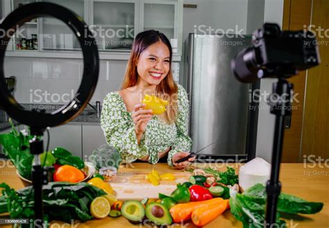 아시아 여성 블로거 또는 콘텐츠 제작자 요리 및 녹화 비디오 카메라 부엌에서 카메라로 녹화하는 동안 건강한 음식을 보여주는 인플루언서에 대한 스톡 사진 및 기타 이미지