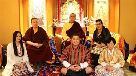 藏传佛教高僧结婚 但称仍是17世噶玛巴 BBC News 中文