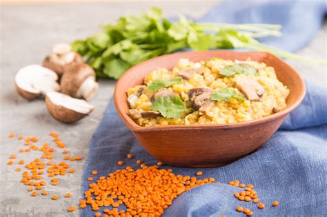 정색 콘크리트 배경과 파란색 린넨 직물에 점토 그릇에 샴페인n과 고수와 렌틸콩 죽 측면 보기 클로즈업 선택적 초점 0명에 대한 스톡 사진 및 기타 이미지 Istock