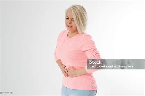 복통 복통이 있는 중년 여성 복통을 앓고있는 갱년기 여성 건강하고 행복한 폐경 생활 방식 노화 방지 의료 개념 공간을 복사합니다 흰색 배경에 격리 복부에 대한 스톡 사진 및