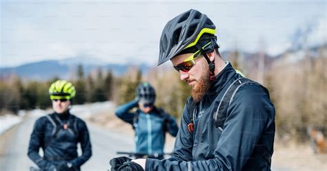 겨울에 야외 도로에 서있는 젊은 산악 자전거 타는 사람들의 그룹 사진 Unsplash의 스포츠 이미지