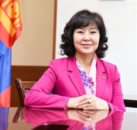 Гурав дахь яамныхаа сайдын суудалд суух ХНХ ын сайд Д Сарангэрэл гэж ХЭН БЭ