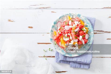 오렌지 무 흰색 고민된 나무 테이블에 붉은 양파와 수 박 샐러드 여름 원시 유기농 식품 개념입니다 평면 복사 공간을 놓으십시오 무에 대한 스톡 사진 및 기타 이미지 Istock