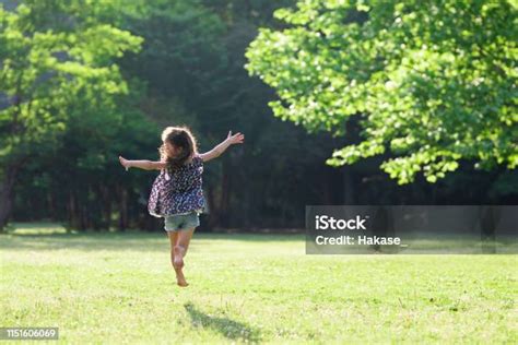 สาววิ่งในทุ่งหญ้าเท้าเปล่า ภาพสต็อก ดาวน์โหลดรูปภาพตอนนี้ เด็ก อายุ ธรรมชาติ